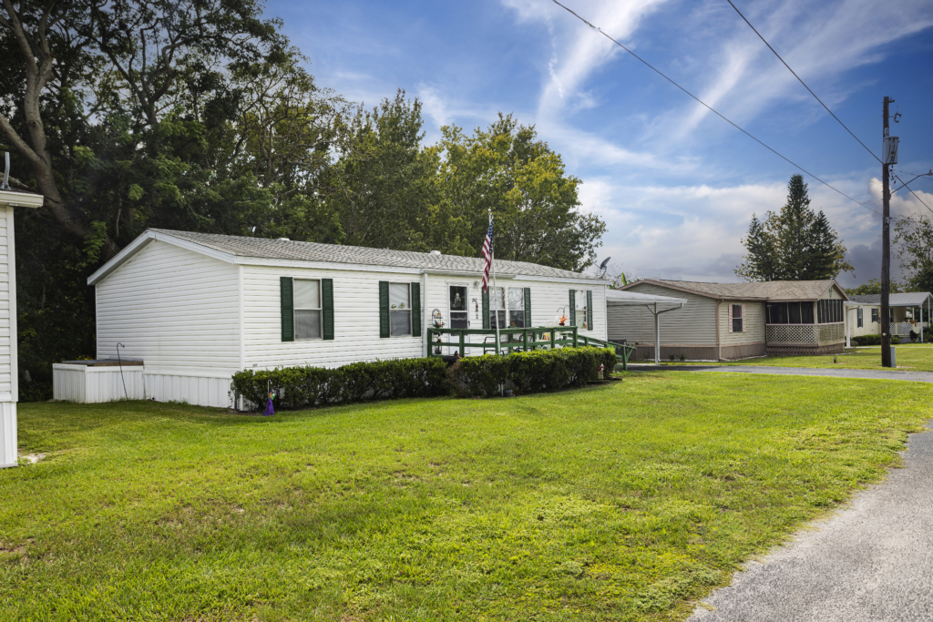 Lake Saunders Mobile Home Park | Parakeet Communities